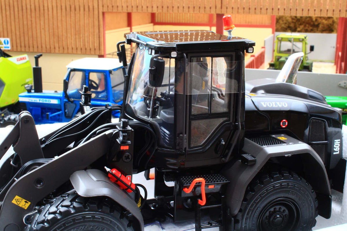 AT3200119 AT Collections 1:32 Scale Volvo L60H Wheeled Loader with buc ...