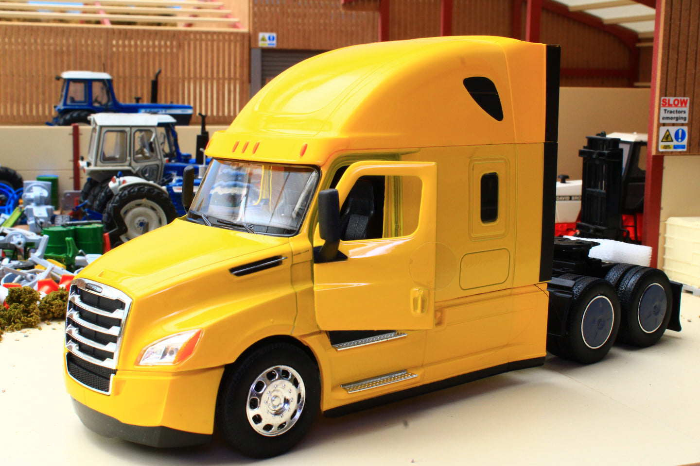 Ex Display Welly 132 Scale Freightliner 6 x4 Lorry in Yellow ...