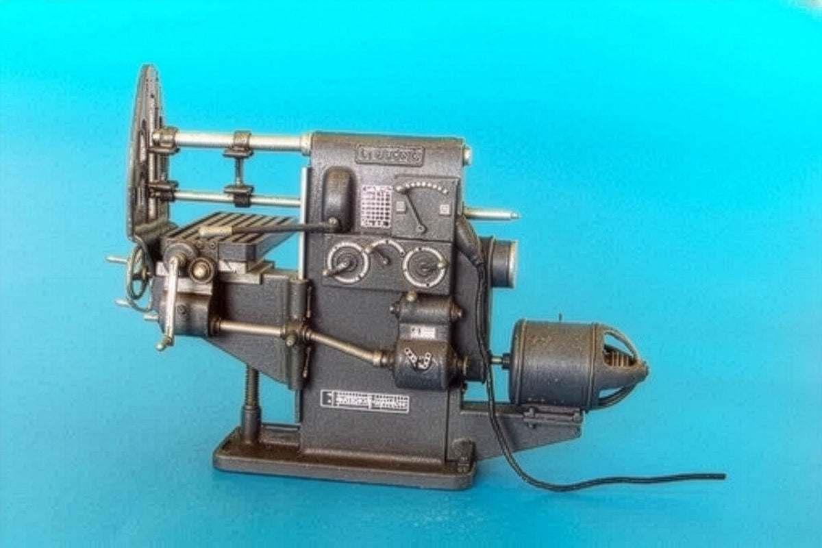 PLM437 Plusmodel Milling Machine (1:35 Scale) – Brushwood Toys
