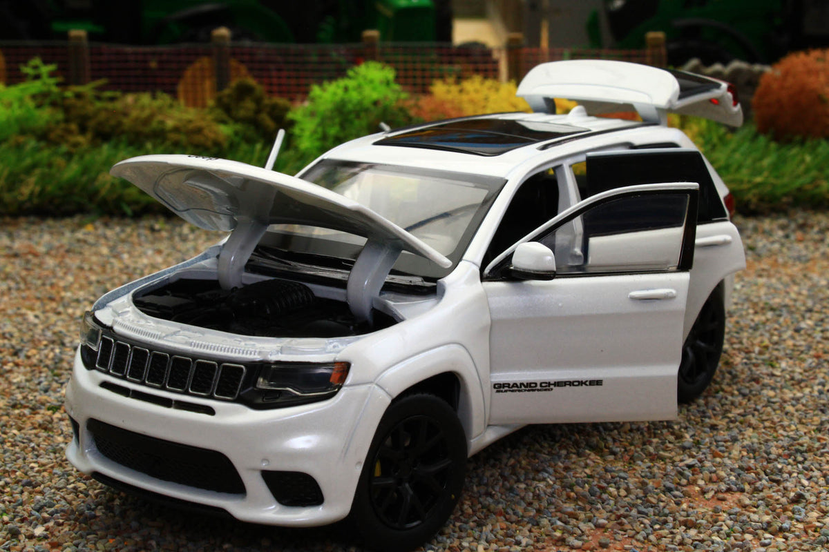 TAY32170011 TAYUMO 1:32 Scale Jeep Grand Cherokee Trackhawk in white w ...