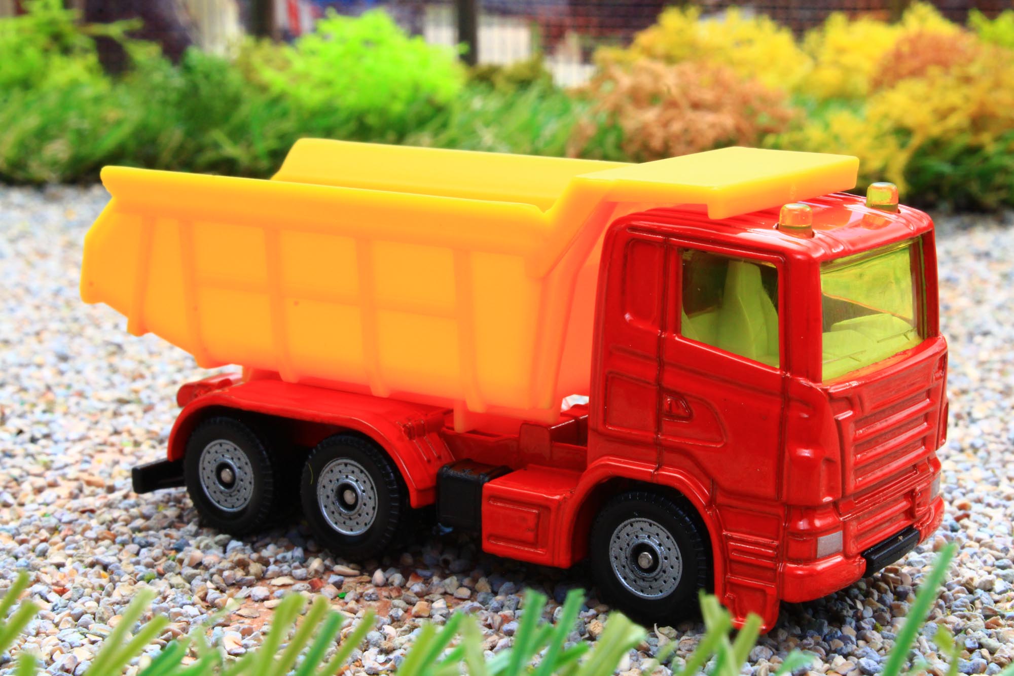 1075 Siku 1:87 Scale Tipper Truck ** 20% OFF! ** – Brushwood Toys