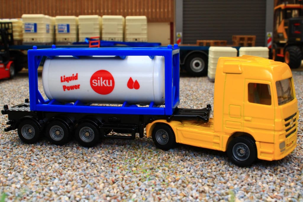 1795 Siku 1:87 Scale Mercedes Articulated Lorry with Tank Container ...