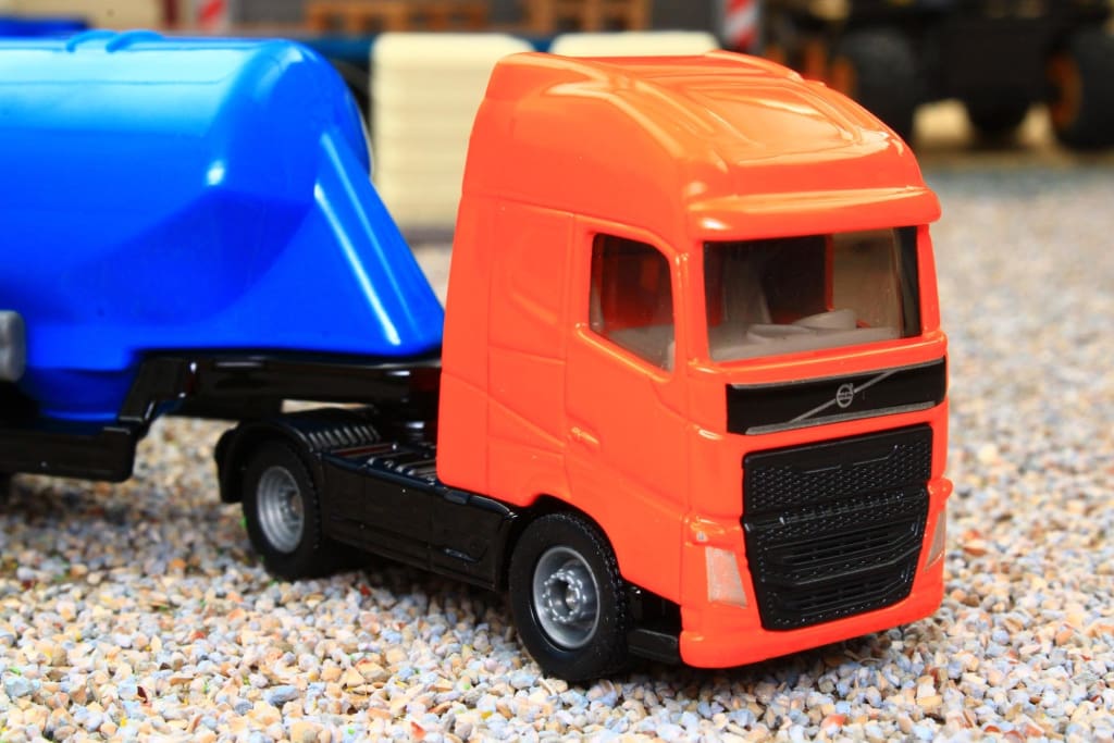 1792 Siku 1:87 Scale Volvo Articulated Lorry with Bulk Materials Tank ...