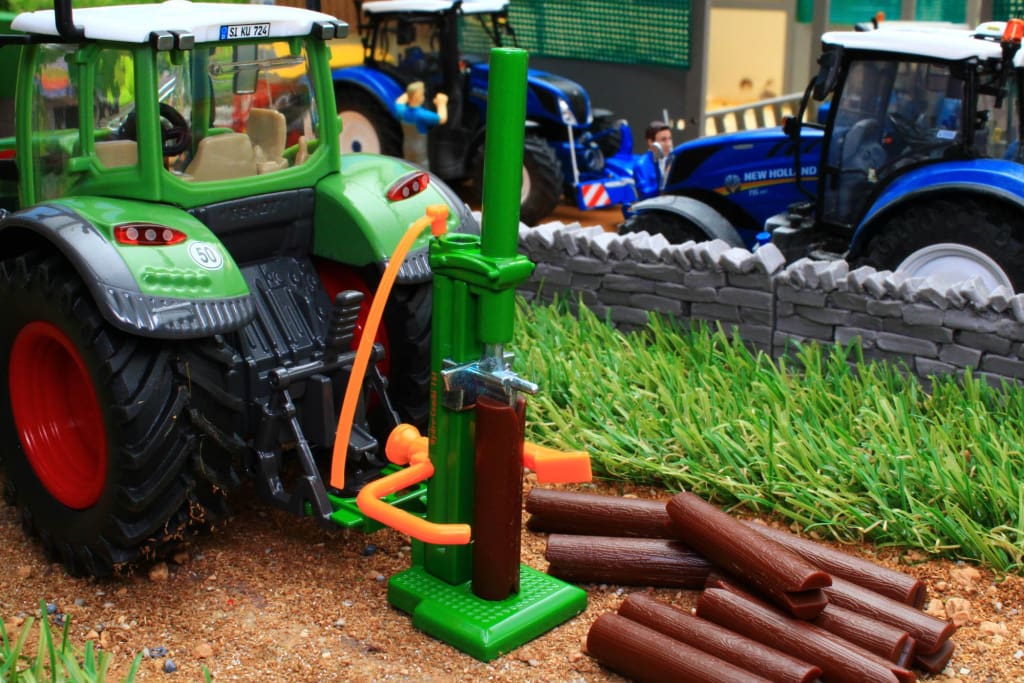 2468 SIKU LOG SPLITTER WITH LOGS – Brushwood Toys