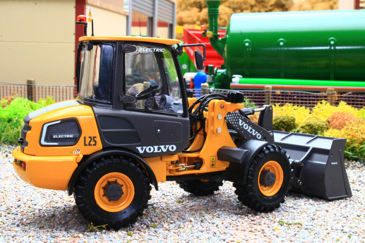 AT3200164 AT Collections 1:32 Scale Volvo L25 Compact Loader Electric ...