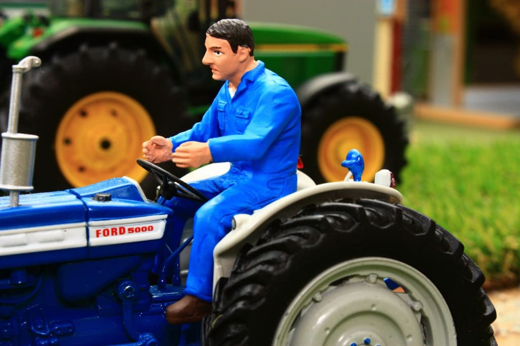 AT32139 AT Collections Russell Figure Driving Tractor – Brushwood Toys