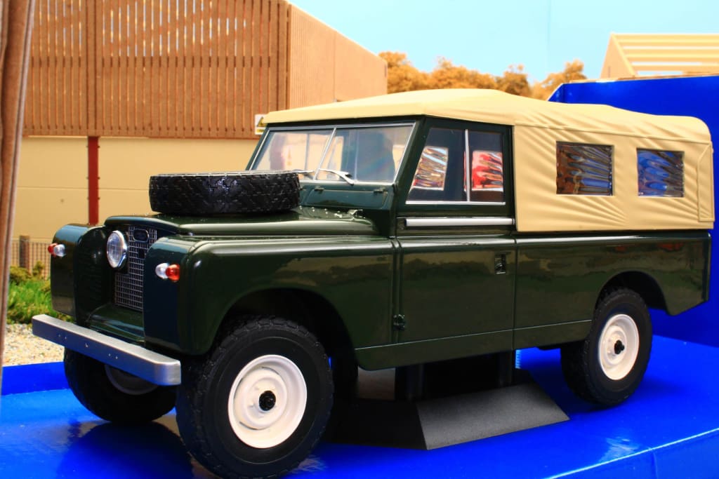 MCG18118 MCG 1:18 Scale Land Rover 109 Pick Up Series II Dark Green RH ...