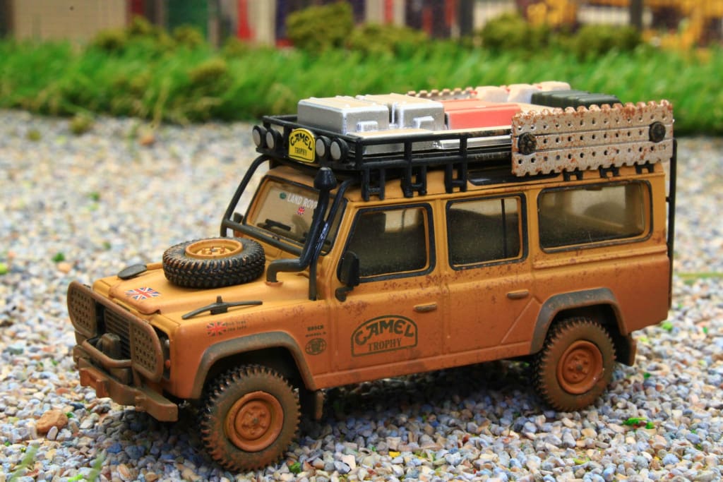 TSMMGT00221R MINI GT MODELS 1:64 SCALE Land Rover Defender 110 1989 Ca ...