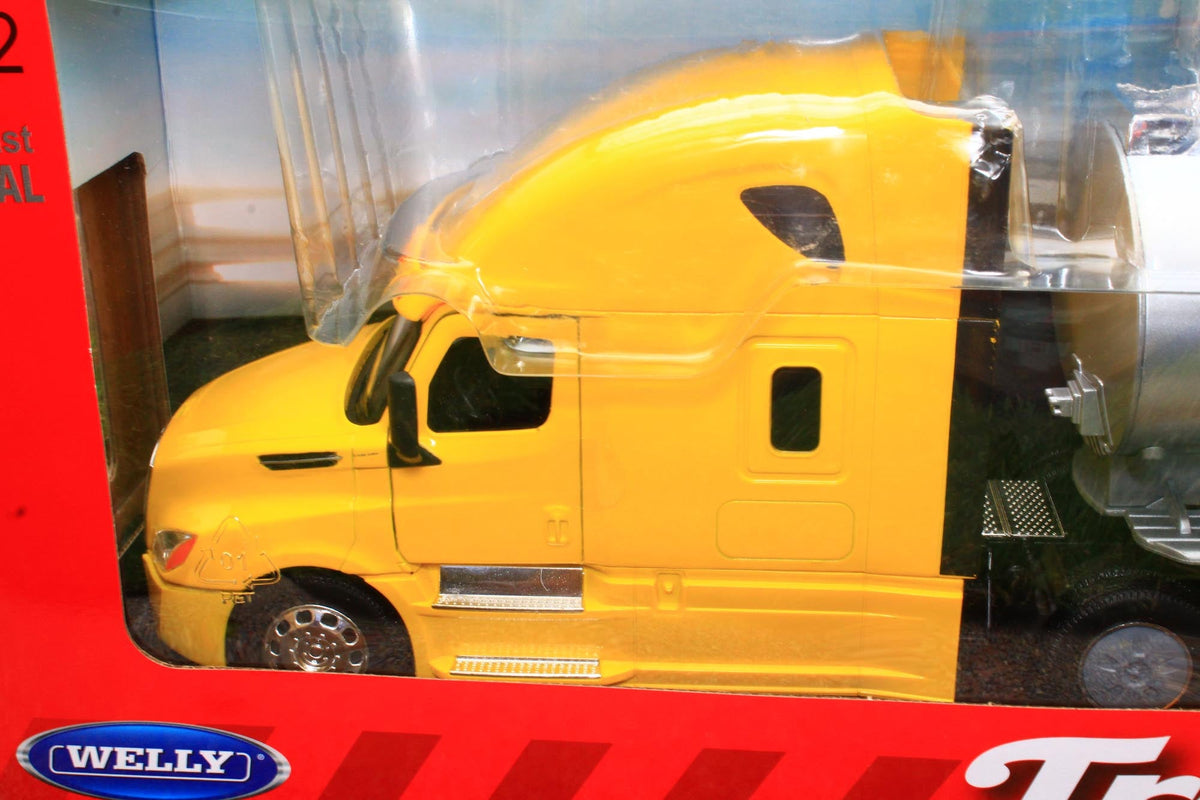 WEL32697Y Welly 1:32 Scale Cascadia Freightliner Lorry with Tanker in ...