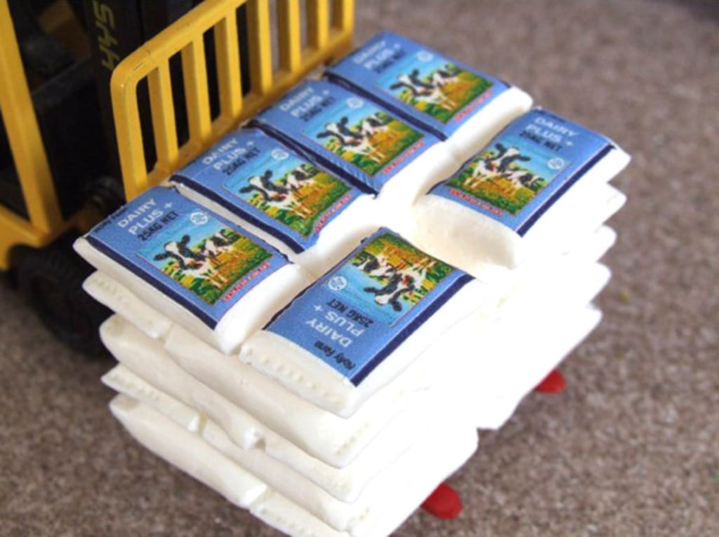 HLT-WM022C Dairy Cow Feed - Stack of Sacks – Brushwood Toys